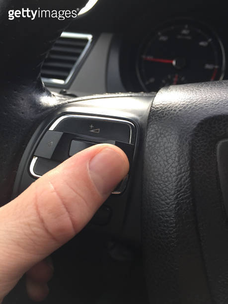 Hand pressing car steering wheel push button 이미지 (1383973201) - 게티이미지뱅크