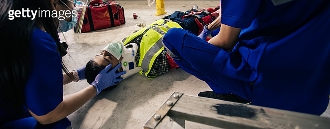 Team EMS Paramedic first aid apply hard collar support builder neck and ...