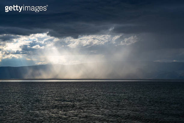 Sun rays are shining through clouds to water. Sky after rain. 이미지 ...