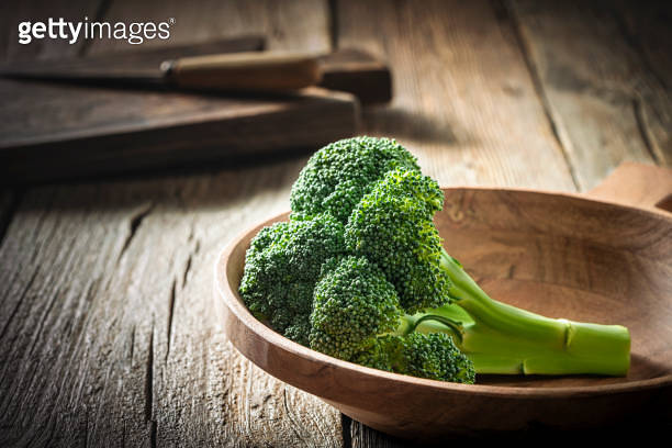 Broccoli crucifer raw vegetable closeup on rustic wood board table 이미지 ...