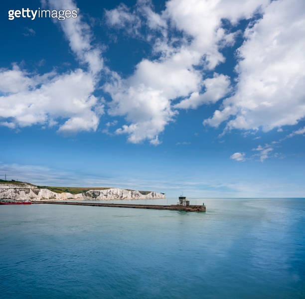 White Cliffs of Dover and Dover Harbour in Kent England UK 이미지 ...
