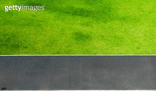 Overlooking an asphalt road across the green lawn 이미지 (1388302608) - 게티 ...