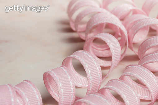 Pastel pink ribbon curl spirals on marble surface (1397784602) - 게티이미지뱅크