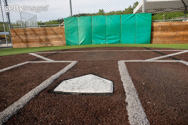 Angled view of a large, empty baseball field on a bright, sunny day 이미지 ...