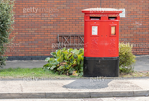 queen Elizabeth dual post box in pillar box red 이미지 (1420102339) - 게티이미지뱅크