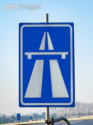 Sign indicating the beginning of the highway 이미지 (1450766386) - 게티이미지뱅크