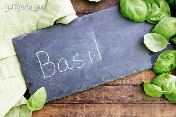 Basil Leaves and Chalkboard Sign 이미지 (1408095532) - 게티이미지뱅크