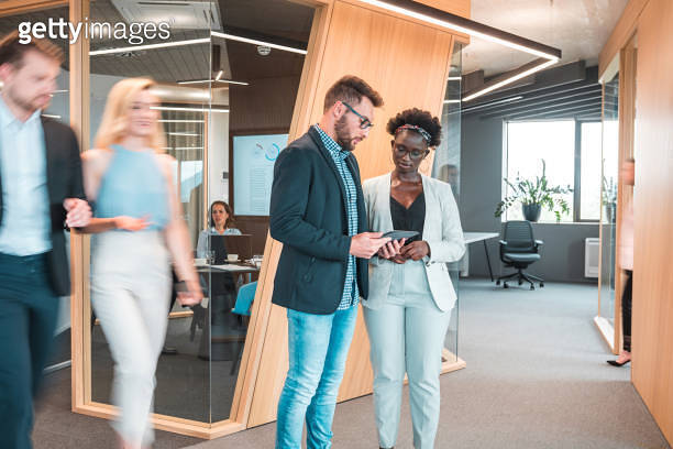 Multiracial Finance Team Working On A Hectic Monday Morning 이미지 ...