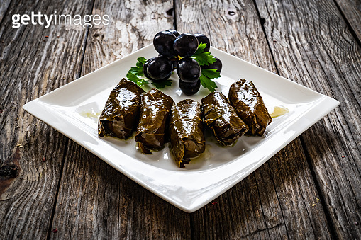 Dolmades Greek wraps on wooden table (1392472449) - 게티이미지뱅크