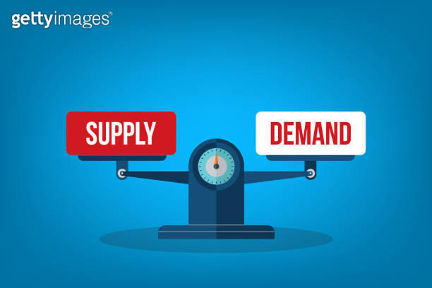 Supply and demand on the balance scale 이미지 (1446432028) - 게티이미지뱅크