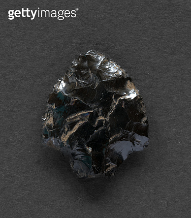 Obsidian arrowhead on white background 이미지 (1442739649) - 게티이미지뱅크