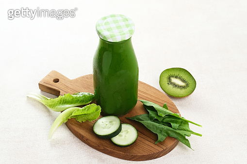 Raw vegan healthy green fresh juice on white background. 이미지 ...