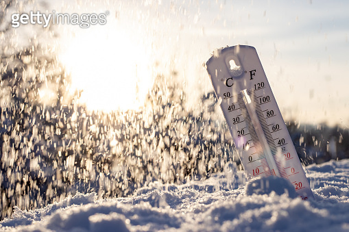 Thermometer in the snow. Extreme cold temperature at winter 이미지 ...