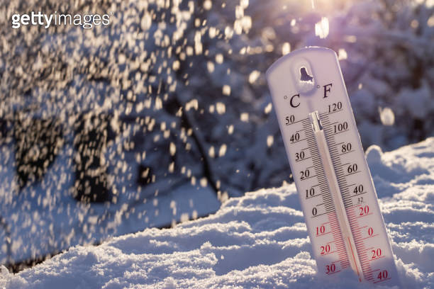 Thermometer in the snow. Extreme cold temperature at winter 이미지 ...