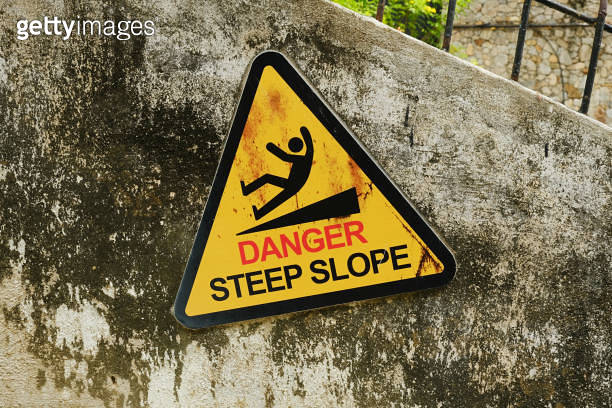 Danger steep slope sign 이미지 (1679371520) - 게티이미지뱅크