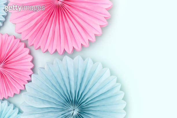 Tissue paper fans in a blue and pink colors. 이미지 (1450040013) - 게티이미지뱅크