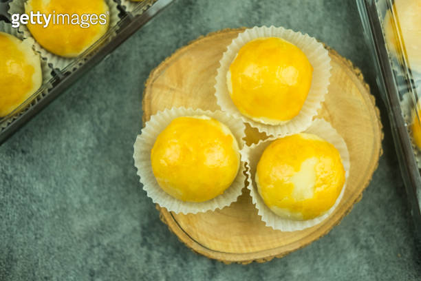 Chinese dessert mini moon cake made from bean. (1490872886) - 게티이미지뱅크