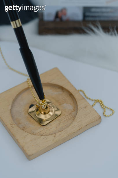 Desk pen stand for signing handwriting 이미지 (1837712140) - 게티이미지뱅크