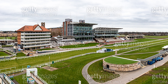 Aerial view of the Grandstand and buildings at York Racecourse 이미지 ...