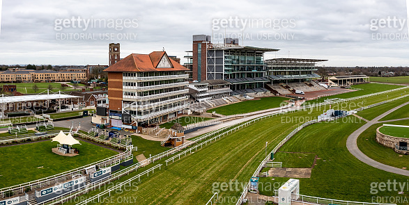 Aerial view of the Grandstand and buildings at York Racecourse 이미지 ...