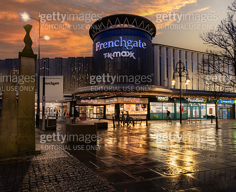 Doncaster Frenchgate shopping centre at sunrise 이미지 (1845542526) - 게티이미지뱅크