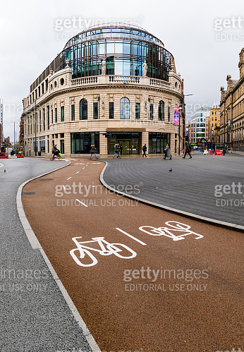 New cycle path through the pedestrianised zone in City Square, Leeds ...