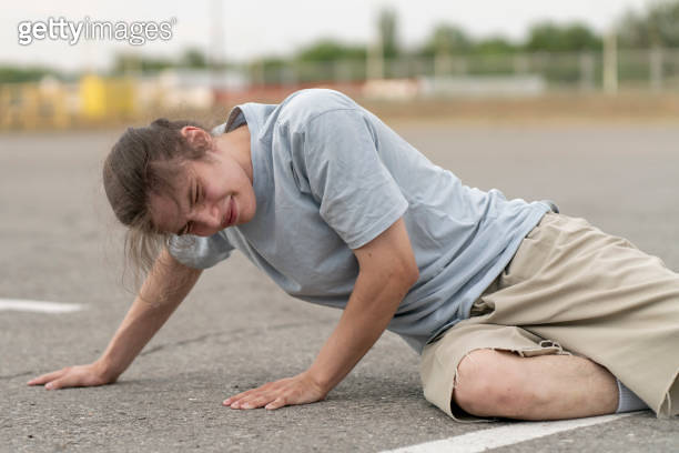 young man fall on the ground and have an injury 이미지 (1790055182) - 게티이미지뱅크