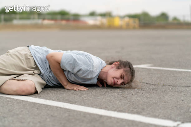 young man fall on the ground and have an injury 이미지 (1790055187) - 게티이미지뱅크