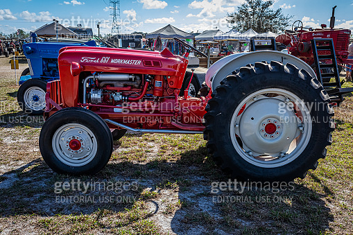 1960 Ford 661 Workmaster 2WD Tractor 이미지 (1466338751) - 게티이미지뱅크