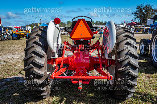 1960 Ford 661 Workmaster 2WD Tractor 이미지 (1466338770) - 게티이미지뱅크