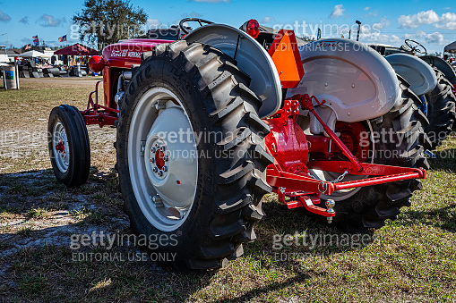 1960 Ford 661 Workmaster 2WD Tractor 이미지 (1466338822) - 게티이미지뱅크