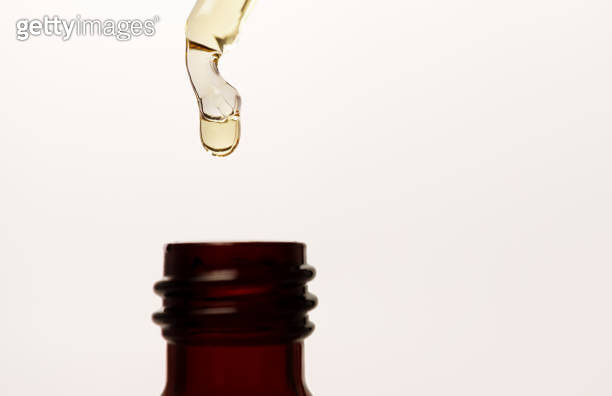dropper bottle with a dropper falling a drop 이미지 (1471822487) - 게티이미지뱅크