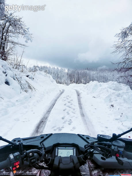ATV driver's point of view over a snowy trail. (1456886800) - 게티이미지뱅크