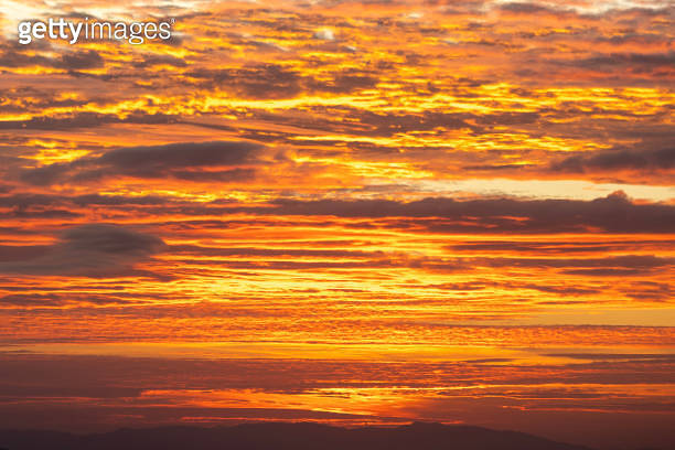 Intense colorful sky with layer of cloud at the evening before sunset 이미지 (1812785888) - 게티이미지뱅크