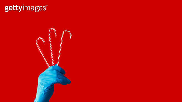 Candy canes pandemic holiday human hand sweetmeats (1778506938) - 게티이미지뱅크