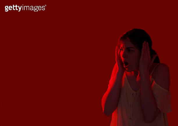 Terrified woman portrait intense fear feeling 이미지 (1501242031) - 게티이미지뱅크