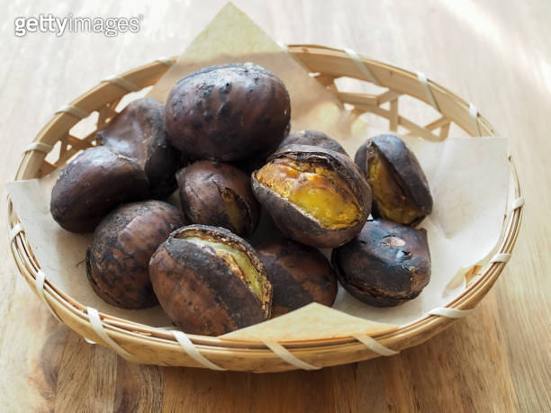 Japanese Roasted Chestnuts on Bamboo Basket (1736106374) - 게티이미지뱅크