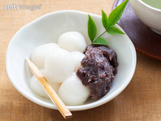 Shiratama dango(mochi balls)with red bean paste (1626777350) - 게티이미지뱅크