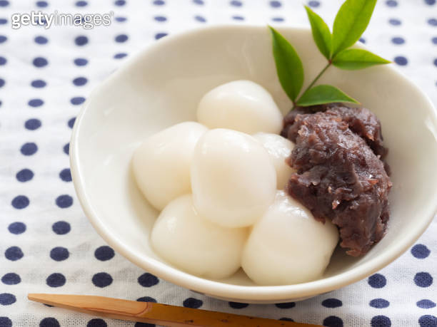 Shiratama dango(mochi balls)with red bean paste 이미지 (1626777351) - 게티이미지뱅크