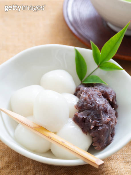 Shiratama dango(mochi balls)with red bean paste (1626777353) - 게티이미지뱅크
