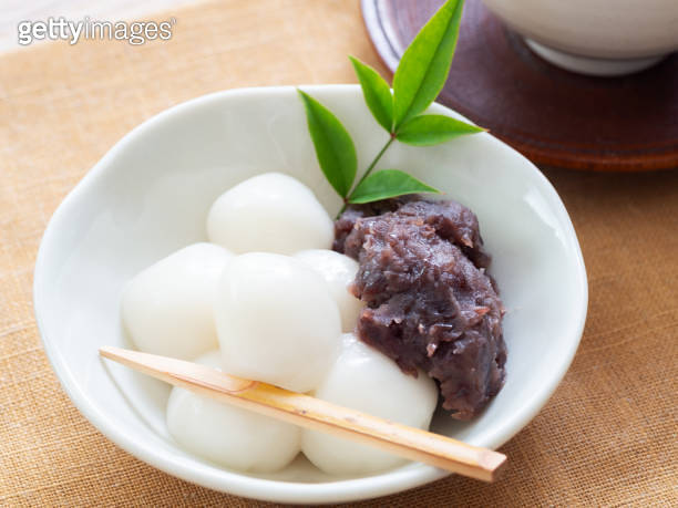 Shiratama dango(mochi balls)with red bean paste (1626777354) - 게티이미지뱅크