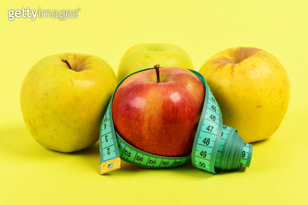 Apples of red and yellow colour with cyan measuring tape 이미지 ...