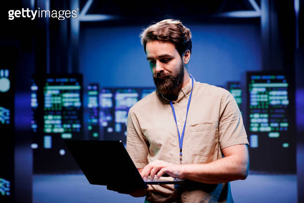 Computer programmer in high tech room 이미지 (1576368982) - 게티이미지뱅크