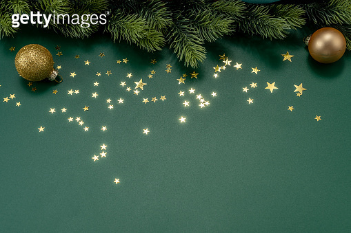 Christmas Decorations with stars confetti on green background. Holiday pattern background. 이미지 ...