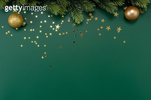 Christmas Decorations with stars confetti on green background. Holiday pattern background. 이미지 ...