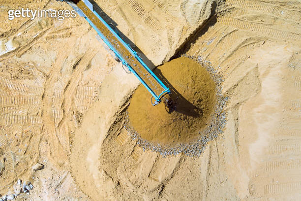 Processing crushed cone type rock crusher, conveying granite gravel ...