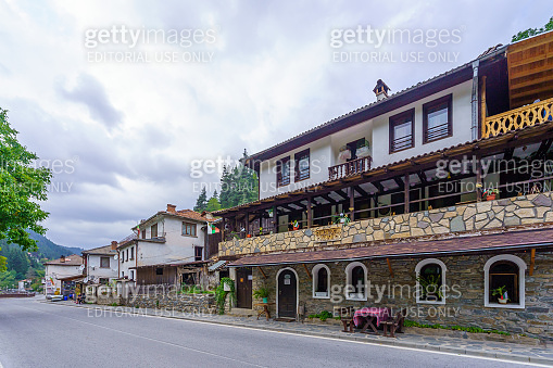 Street with typical buildings, in Shiroka Laka 이미지 (1809619024) - 게티이미지뱅크
