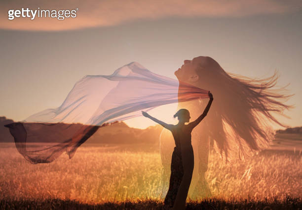 Woman feeling free and enjoying peaceful moment in the nature. 이미지 ...