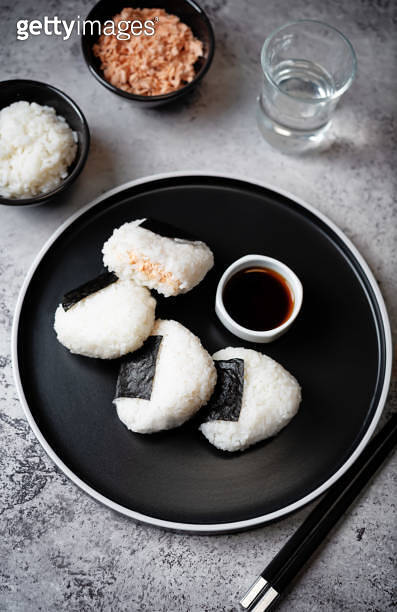 Onigiri, Japanese triangular rice balls stuffed with salmon (1470572586 ...