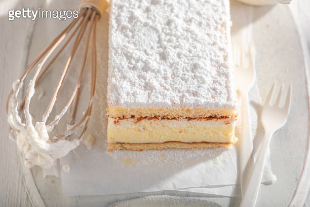 Sweet napoleon cake filling with custard cream. (1698977231) - 게티이미지뱅크